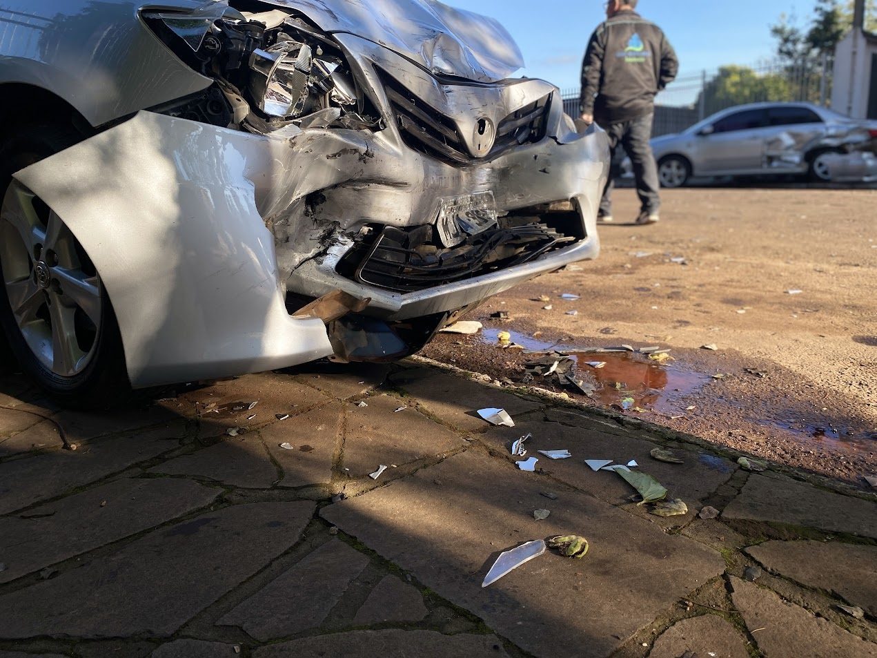 Roubo de caminhonete termina em acidente com seis veículos e prisão de ...